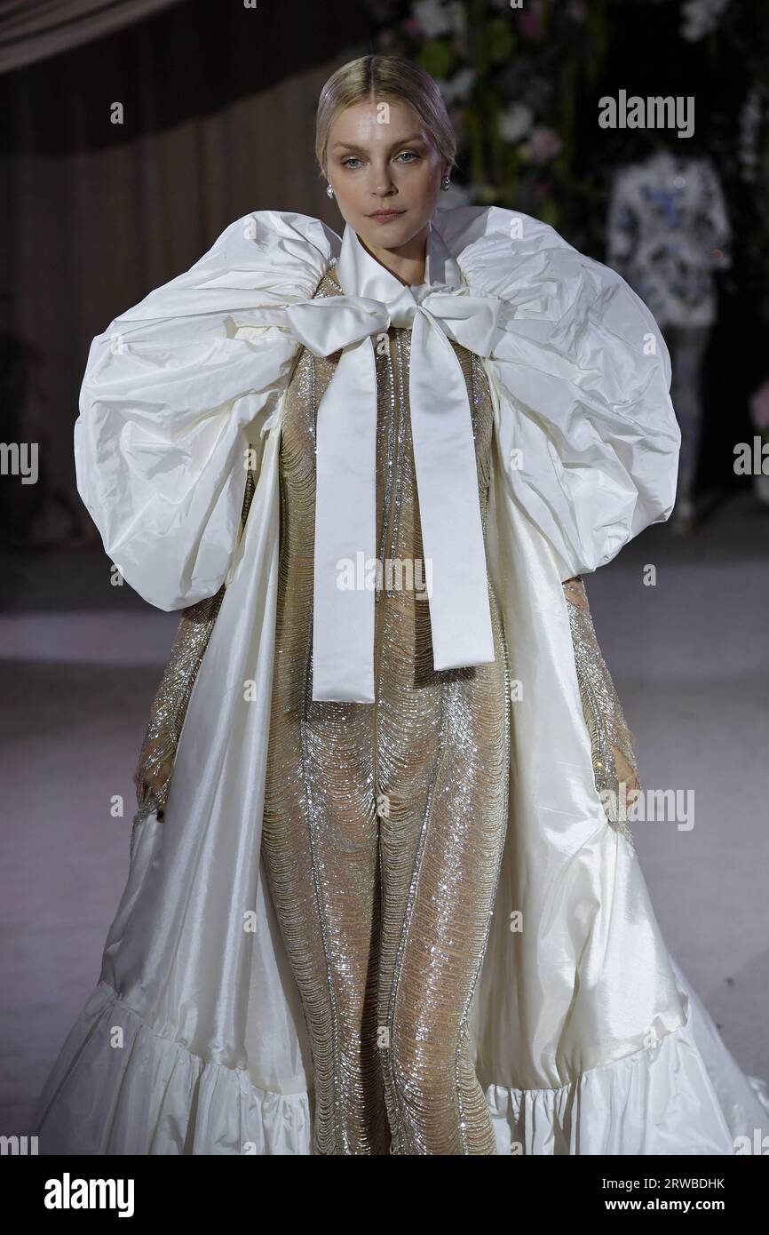 Fashion model jessica stam hi-res stock photography and images - Alamy