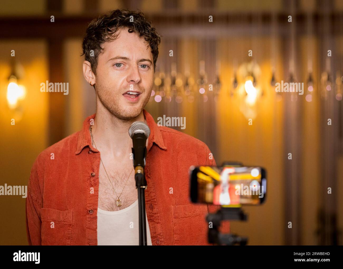 Rhiannon Chesterman and Daniel Cahill recording West End New Friends at ...