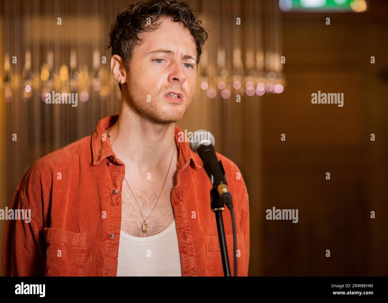 Rhiannon Chesterman and Daniel Cahill recording West End New Friends at ...