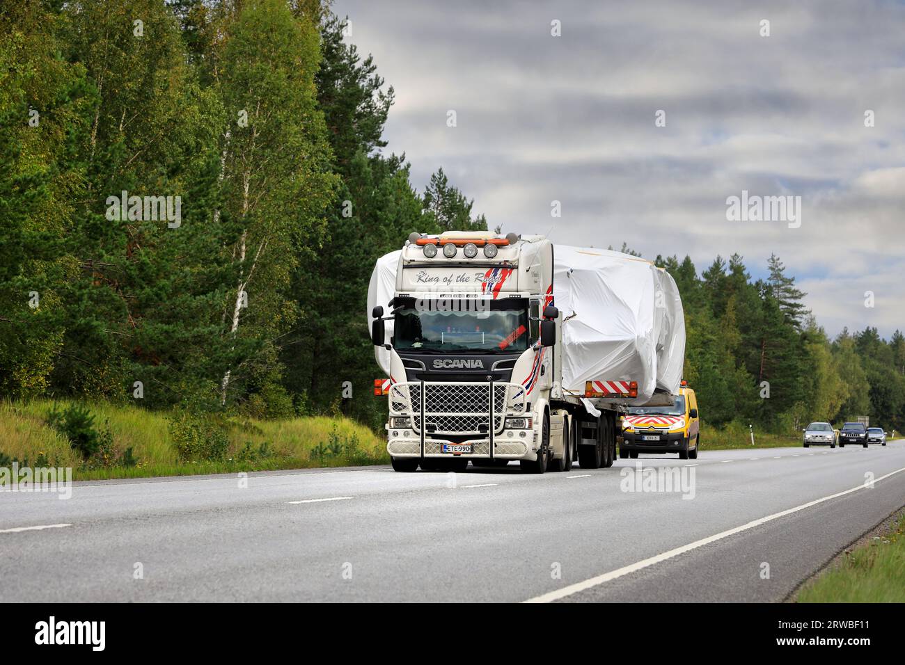 Truck hauling wide load oversize hi-res stock photography and images ...