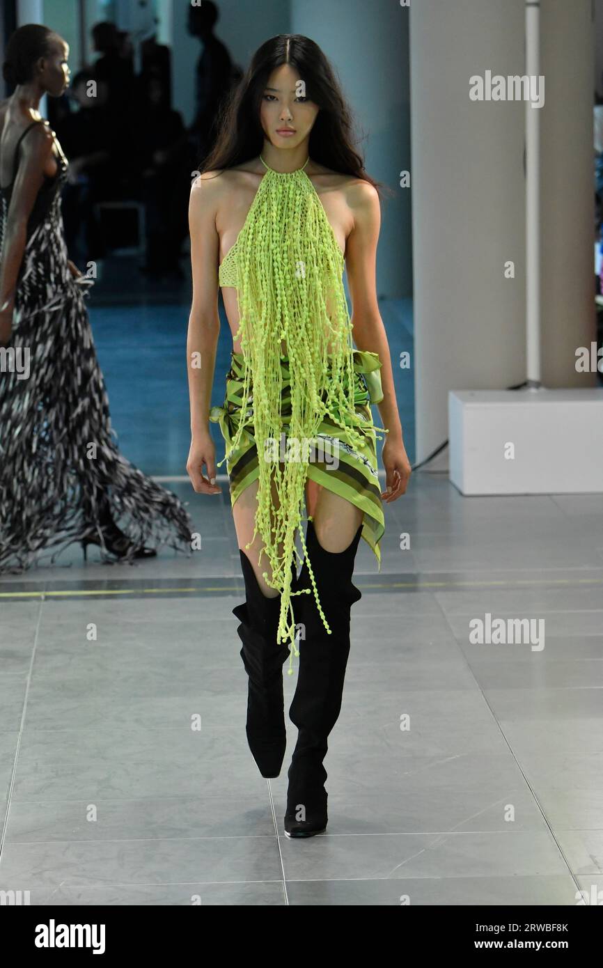 London, UK. 15th Sep, 2023. Model Yejin Sung walks on the runway at the ...
