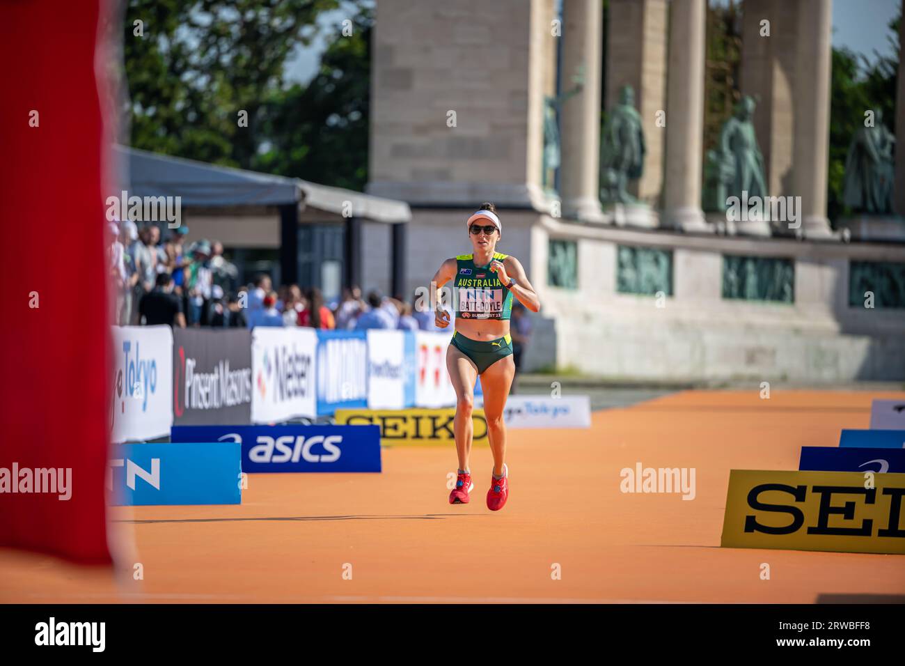 Isobel BATT-DOYLE participating in the marathon at the World Athletics ...