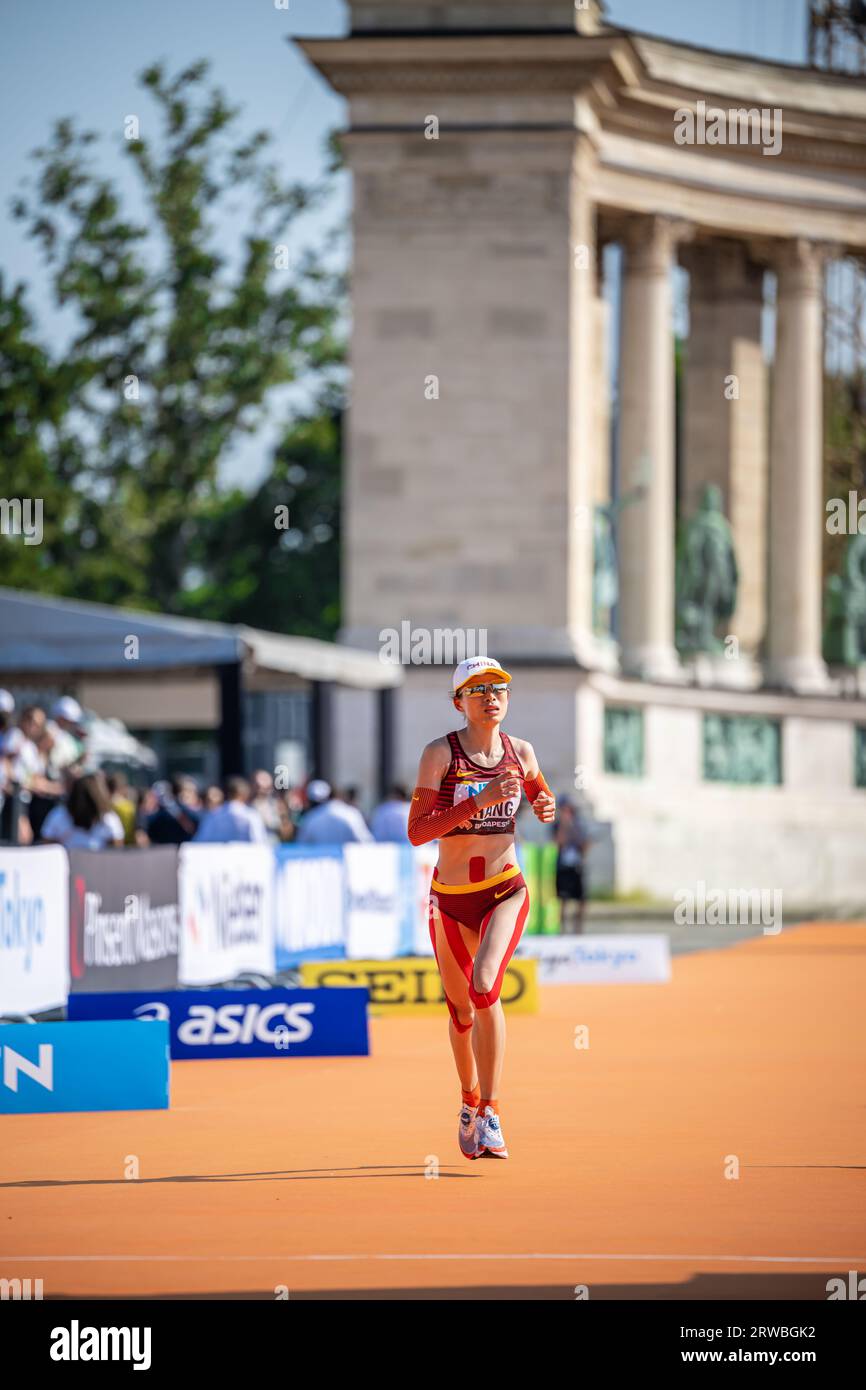 Deshun ZHANG participating in the marathon at the World Athletics ...