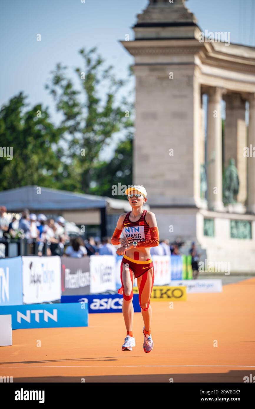 Deshun ZHANG participating in the marathon at the World Athletics ...