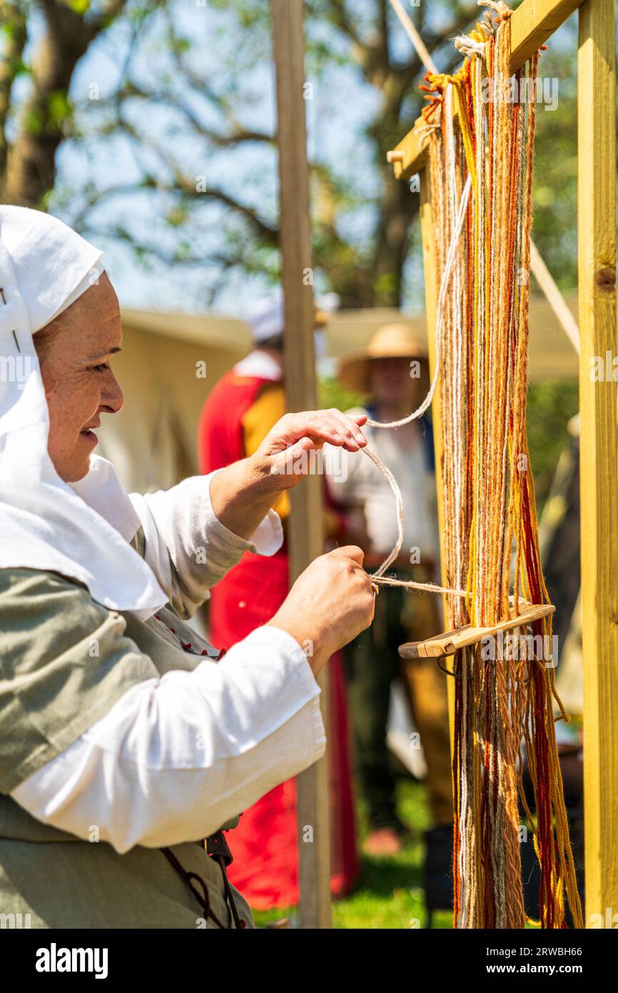 Medieval loom hi-res stock photography and images - Alamy