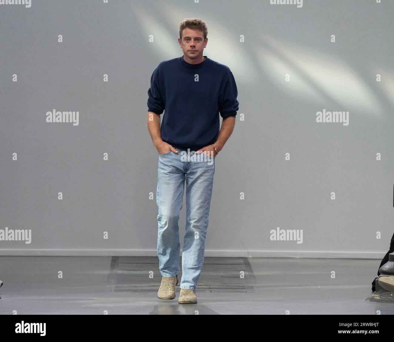 Jw anderson runway spring 2023 hi-res stock photography and images - Alamy