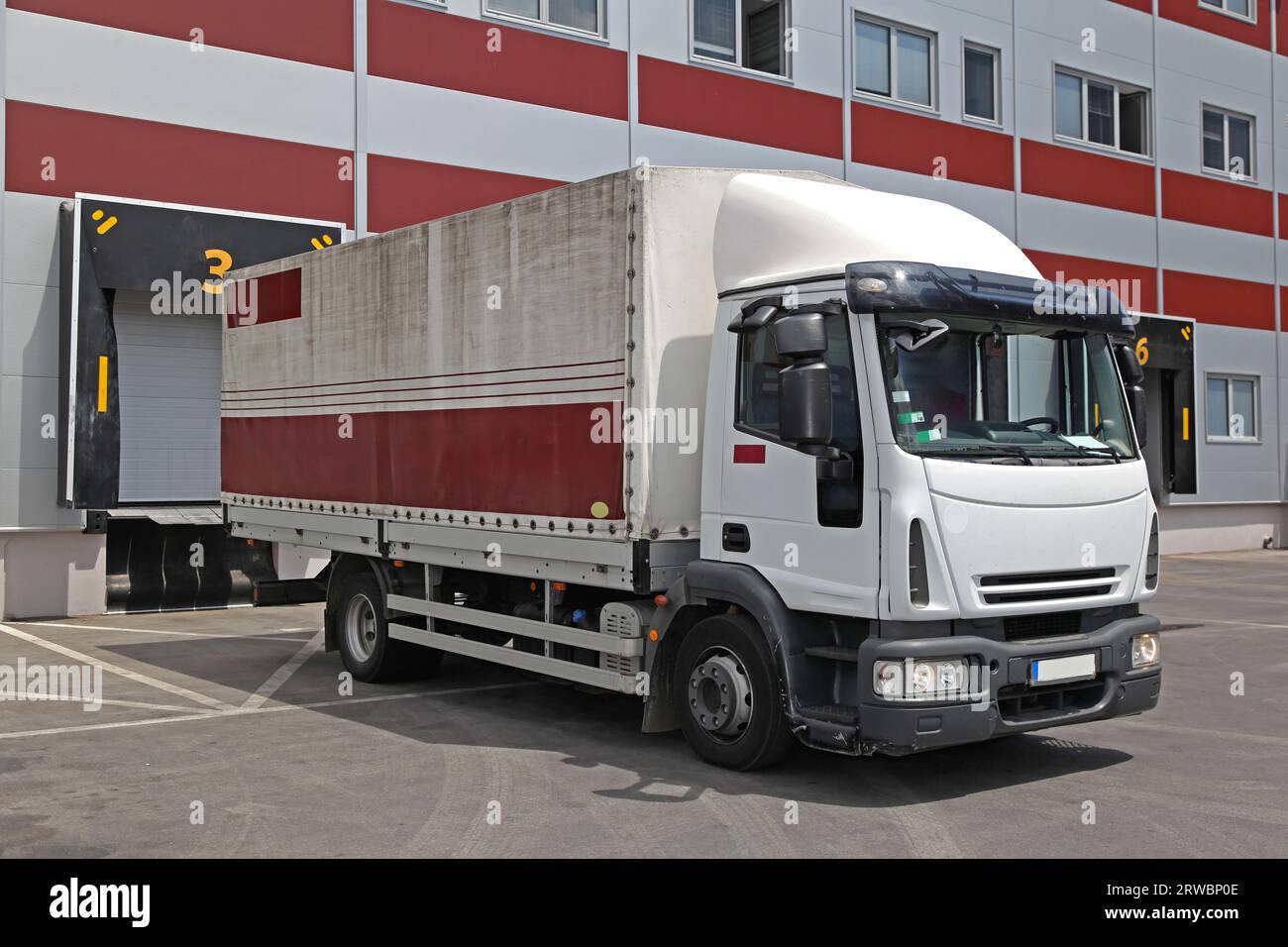 Truck docking bay warehouse hi-res stock photography and images - Alamy