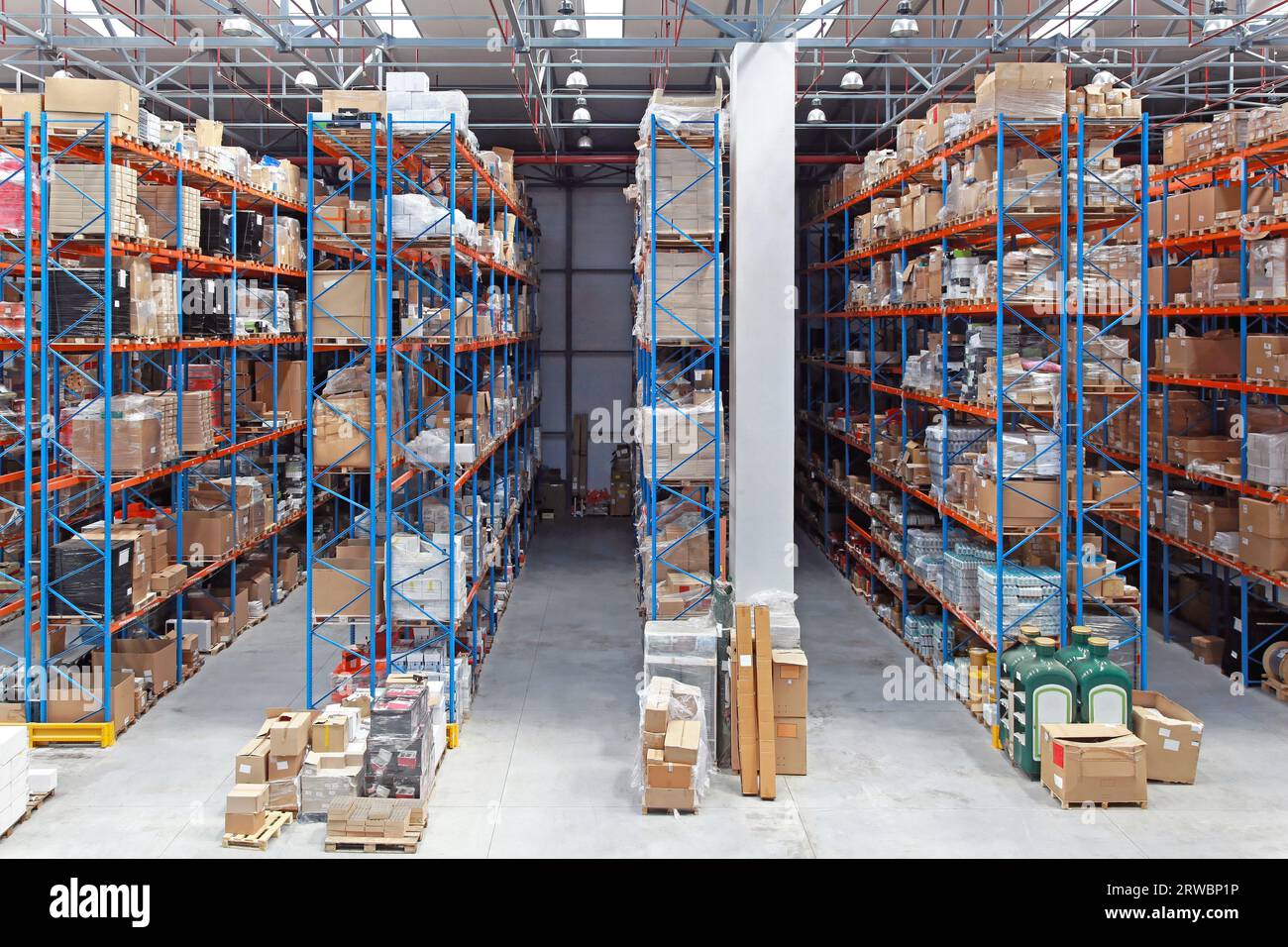 High Rack Shelves in Distribution Centre Fulfillment Warehouse Stock ...