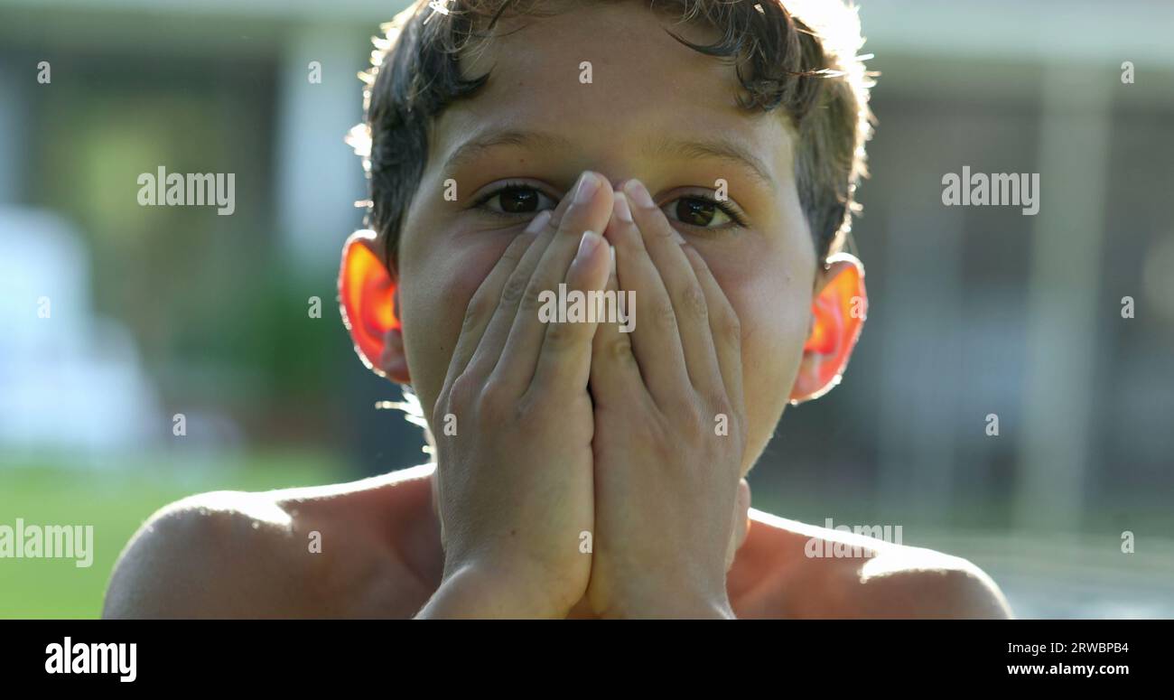 Kid shocked expression outside hi-res stock photography and images - Alamy