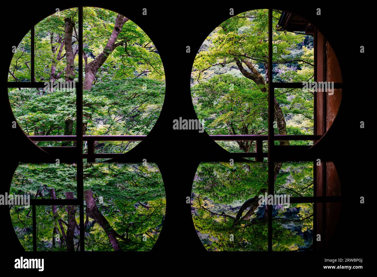 Japanese round window hi-res stock photography and images - Alamy
