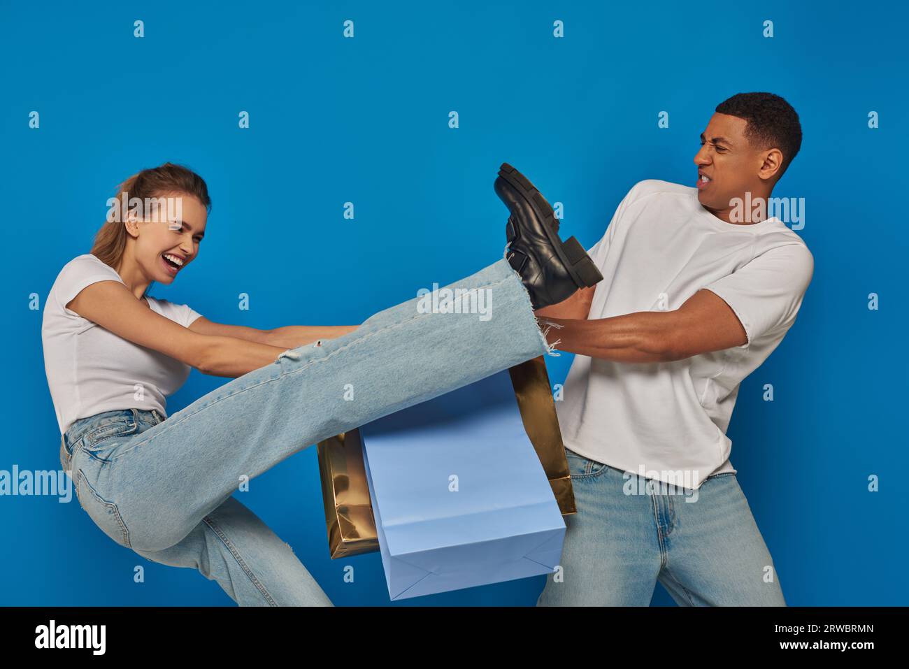 Sales shopping fighting hi-res stock photography and images - Alamy