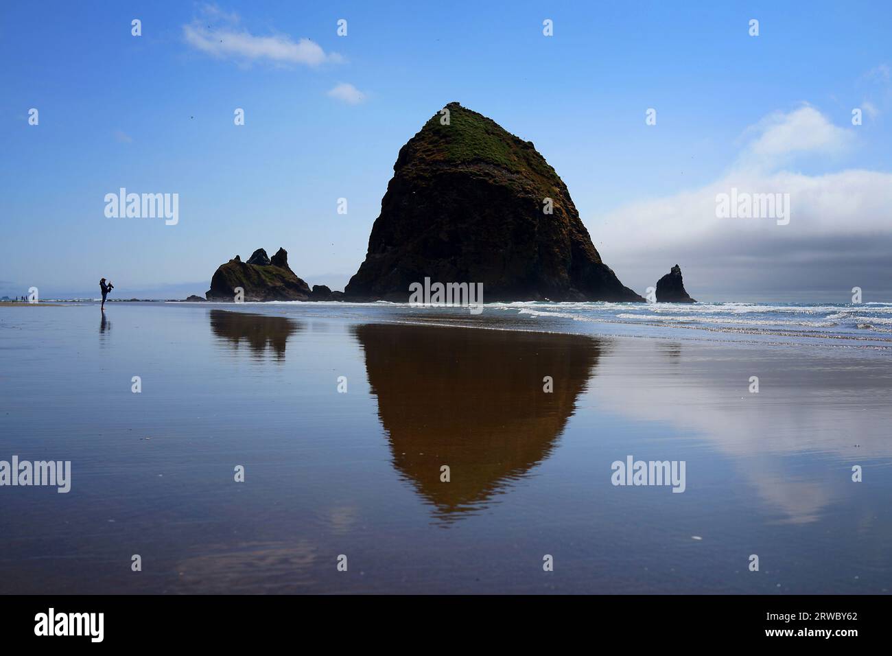 Haystack Rock, Cannon Beach, Oregon Coast Stock Photo - Alamy