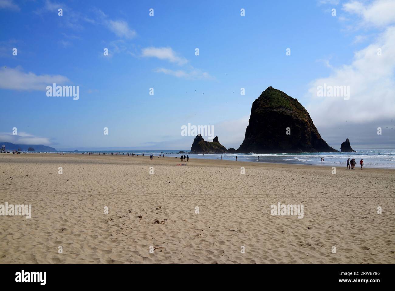 Haystack Rock, Cannon Beach, Oregon Coast Stock Photo - Alamy