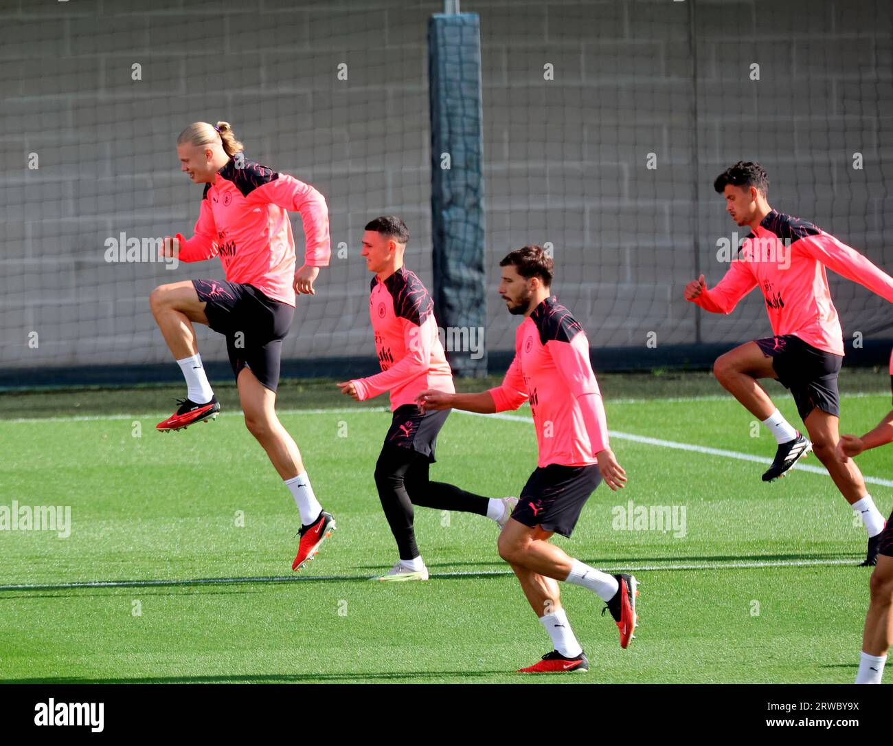 Etihad Stadium, Manchester, UK. 18th Sep, 2023. Manchester City warm up ...
