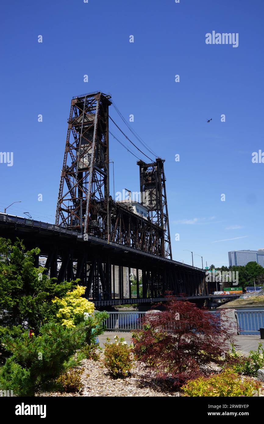 Steel Bridge spanning the Willamette River in Portland, Oregon Stock ...