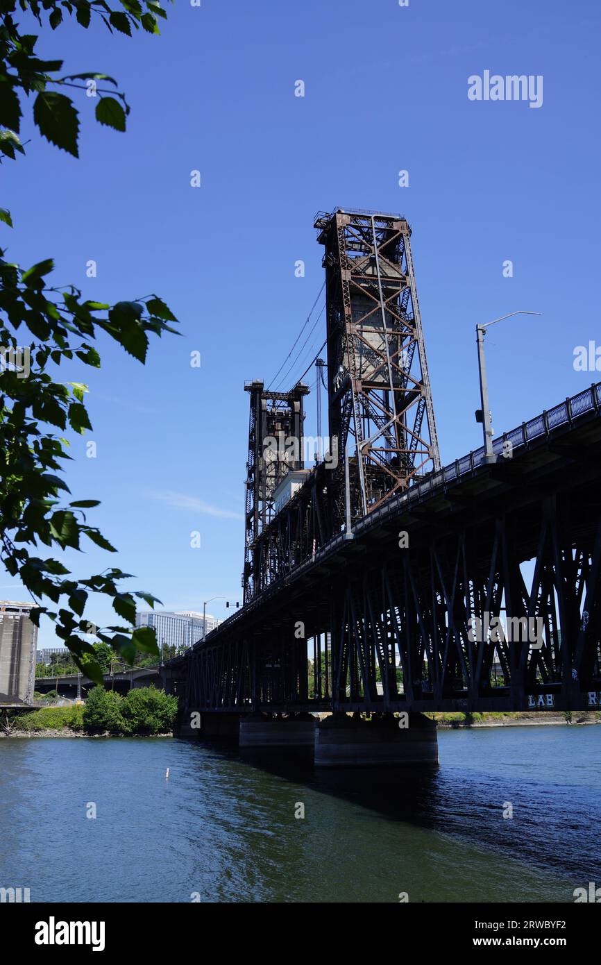 Steel Bridge spanning the Willamette River in Portland, Oregon Stock ...