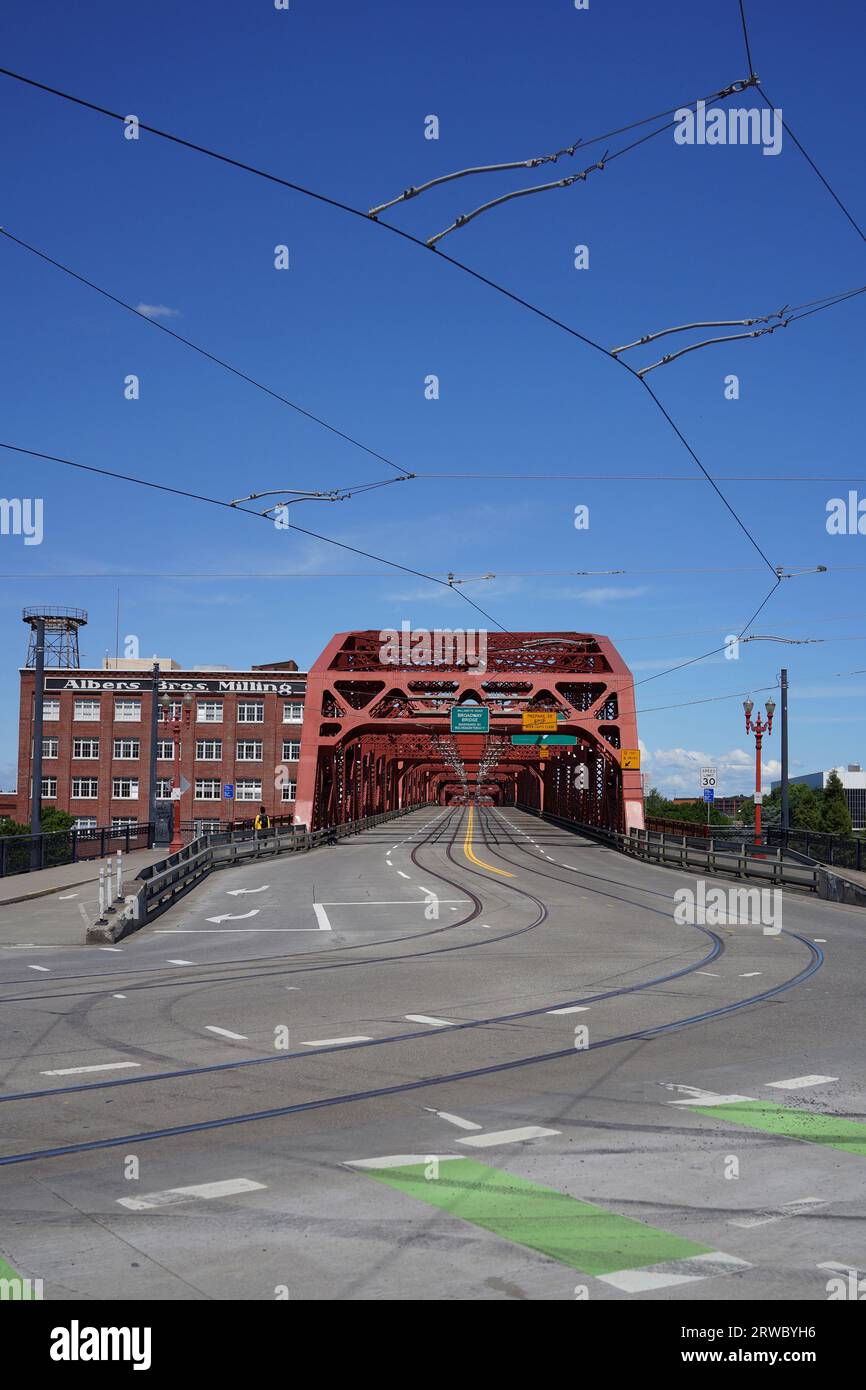 Broadway Bridge spanning the Willamette River in Portland, Oregon Stock ...