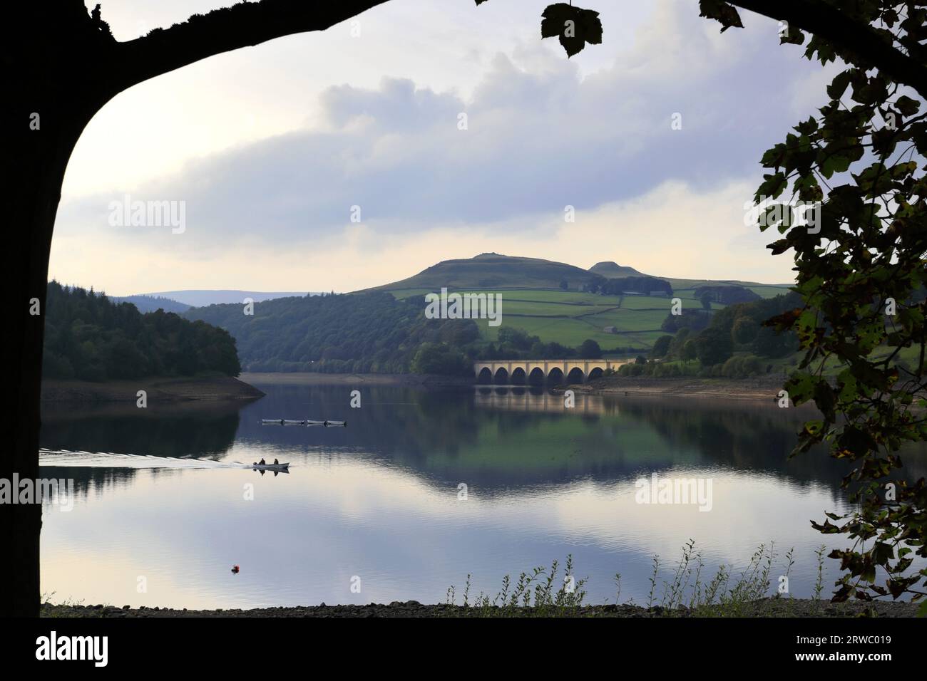 Summer view over Ladybower reservoir, Derwent Valley, Derbyshire, Peak ...