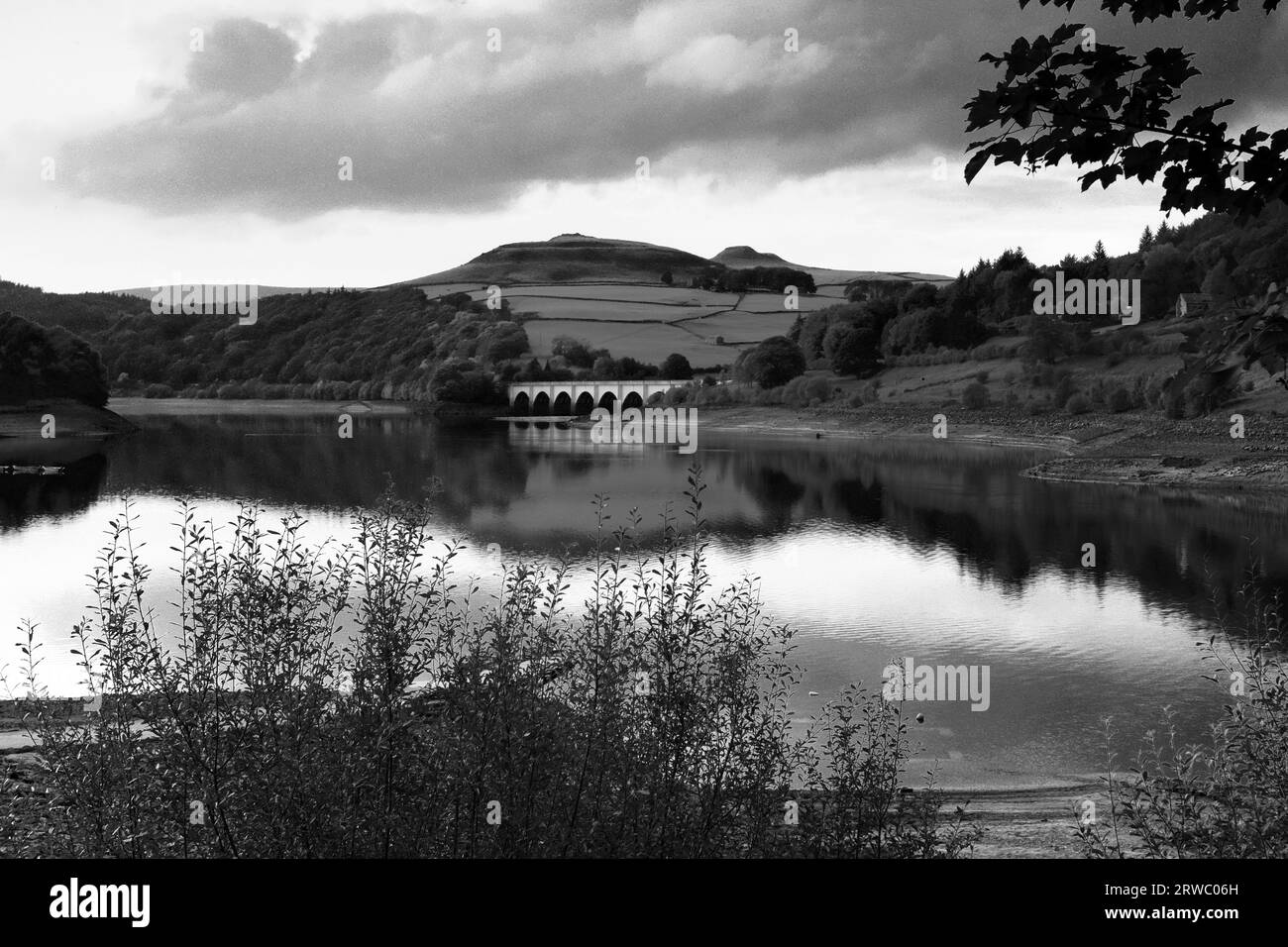 Summer view over Ladybower reservoir, Derwent Valley, Derbyshire, Peak ...