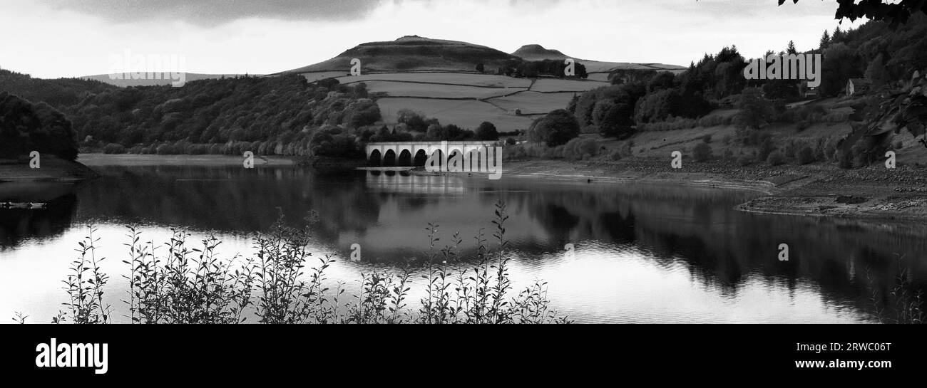Summer view over Ladybower reservoir, Derwent Valley, Derbyshire, Peak ...