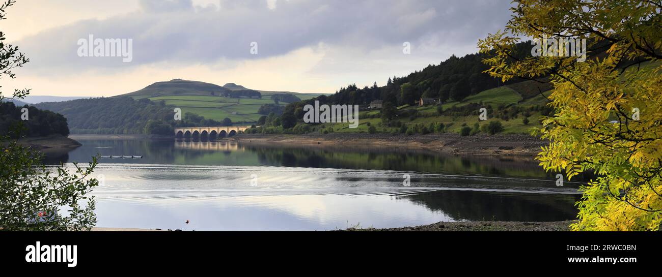 Summer view over Ladybower reservoir, Derwent Valley, Derbyshire, Peak ...