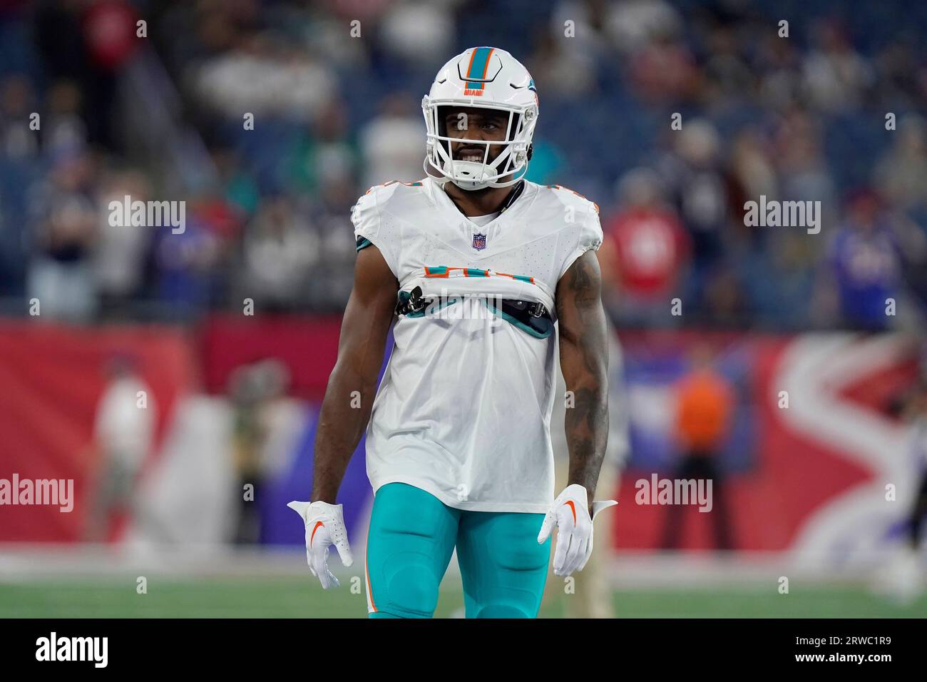 Miami Dolphins running back Raheem Mostert (31) warms up before an NFL ...