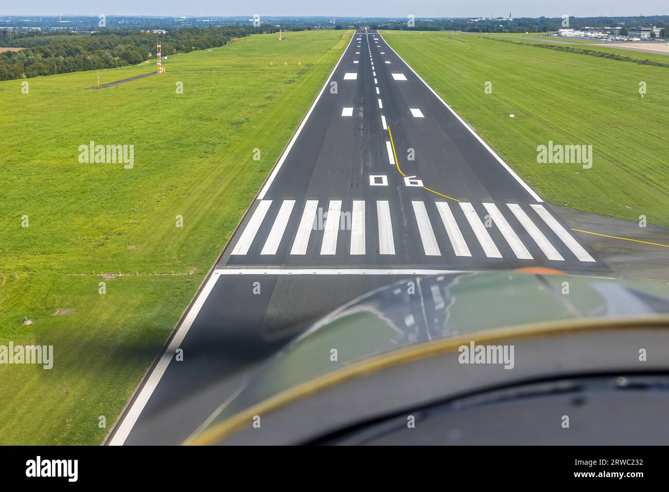 Runway from cockpit hi-res stock photography and images - Alamy
