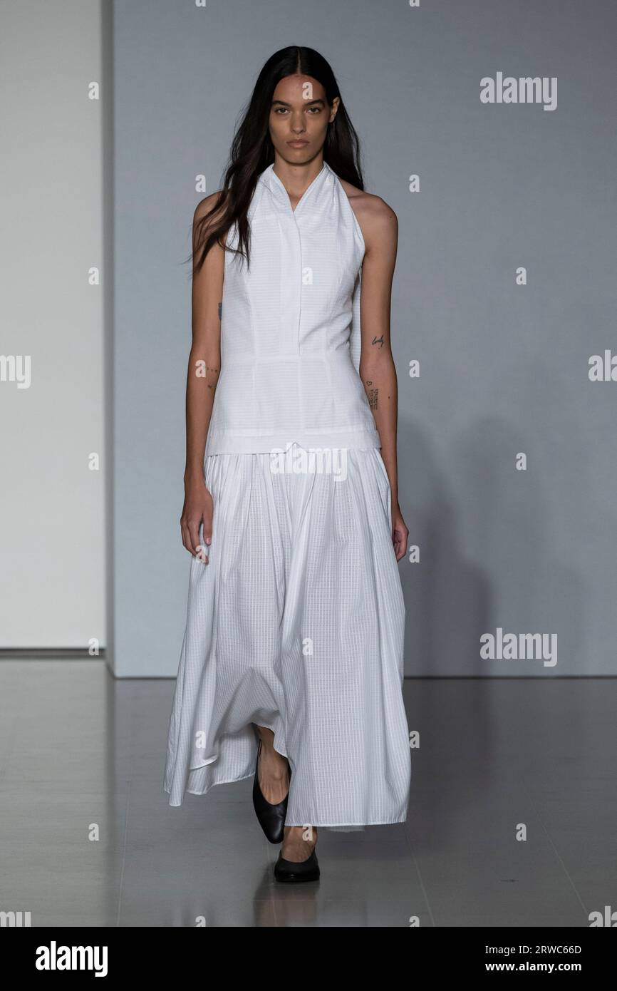 London, UK. 17th Sep, 2023. Model Grace Valentine walks on the runway ...