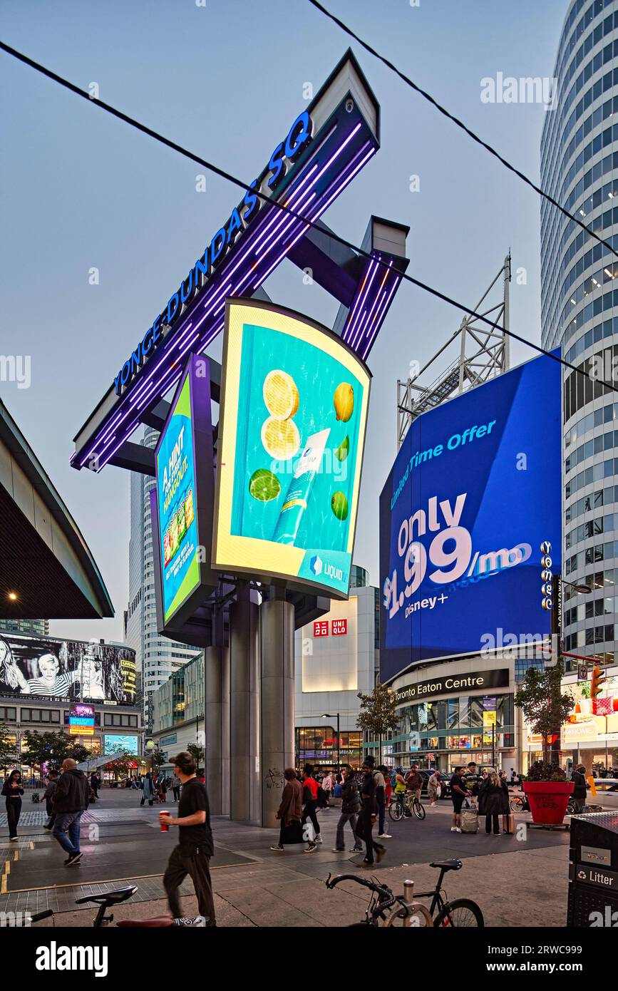 Dundas Square Toronto Stock Photo - Alamy