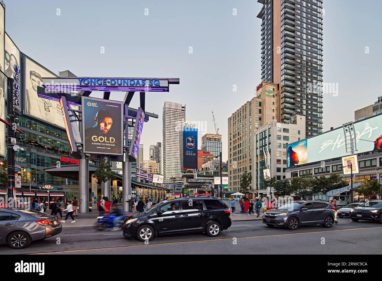 Dundas Square Toronto Stock Photo - Alamy