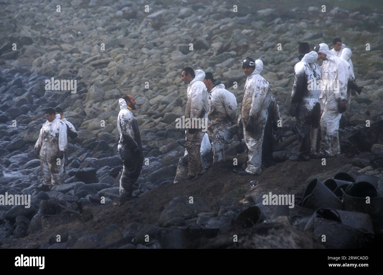 Spanish Army helping to clean the oil disaster due to The Prestige oil ...