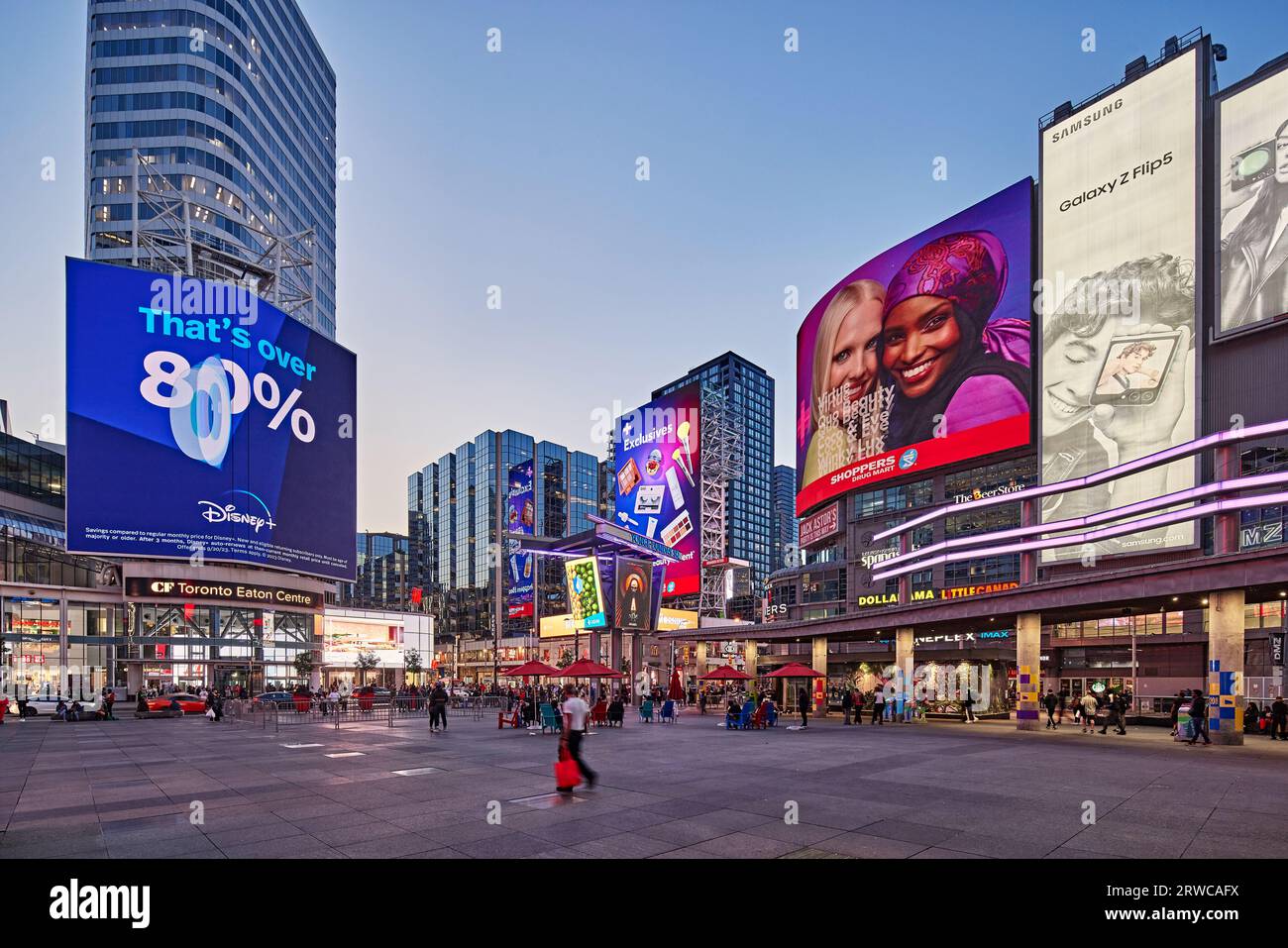 Dundas Square Toronto Stock Photo - Alamy