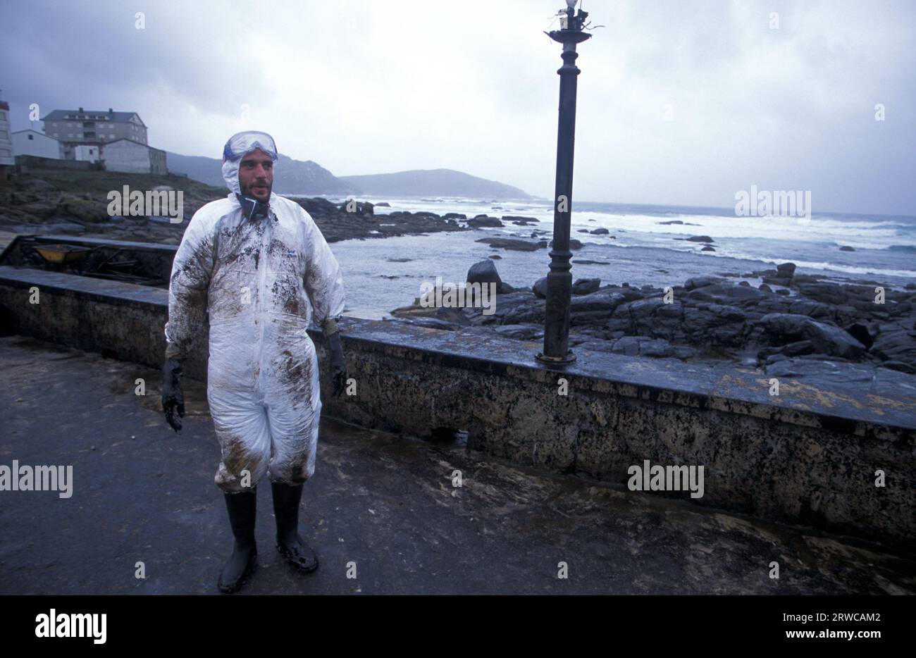 Volunteer cleaning the beach in Muxia, The Prestige oil spill , Praia ...