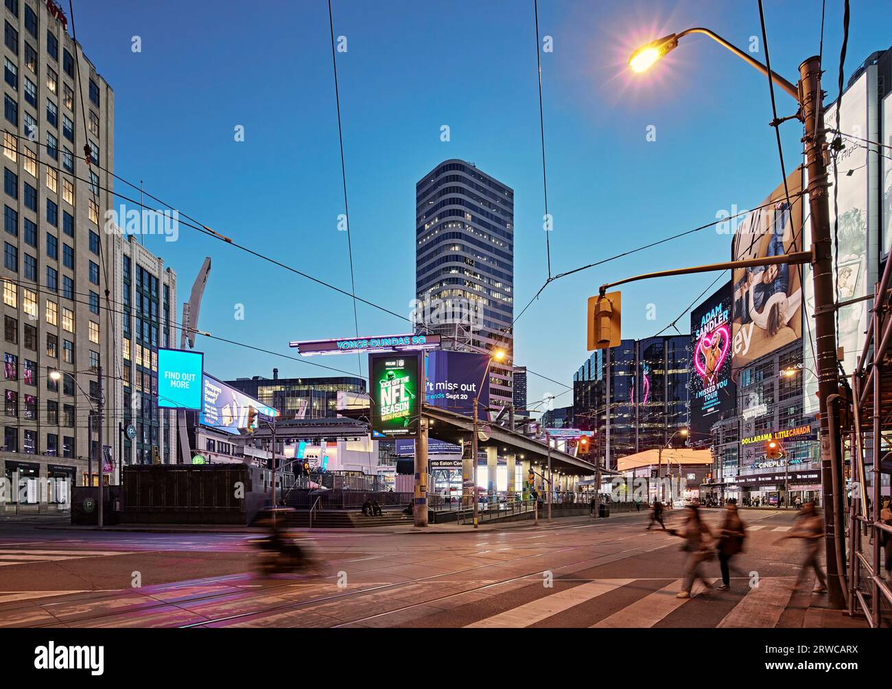 Dundas Square Toronto Stock Photo - Alamy