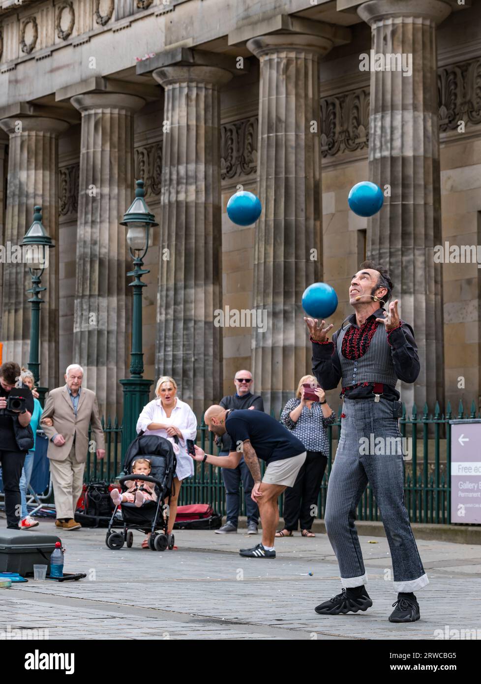 Street performer balancing and juggling, Edinburgh Festival Fringe, The ...