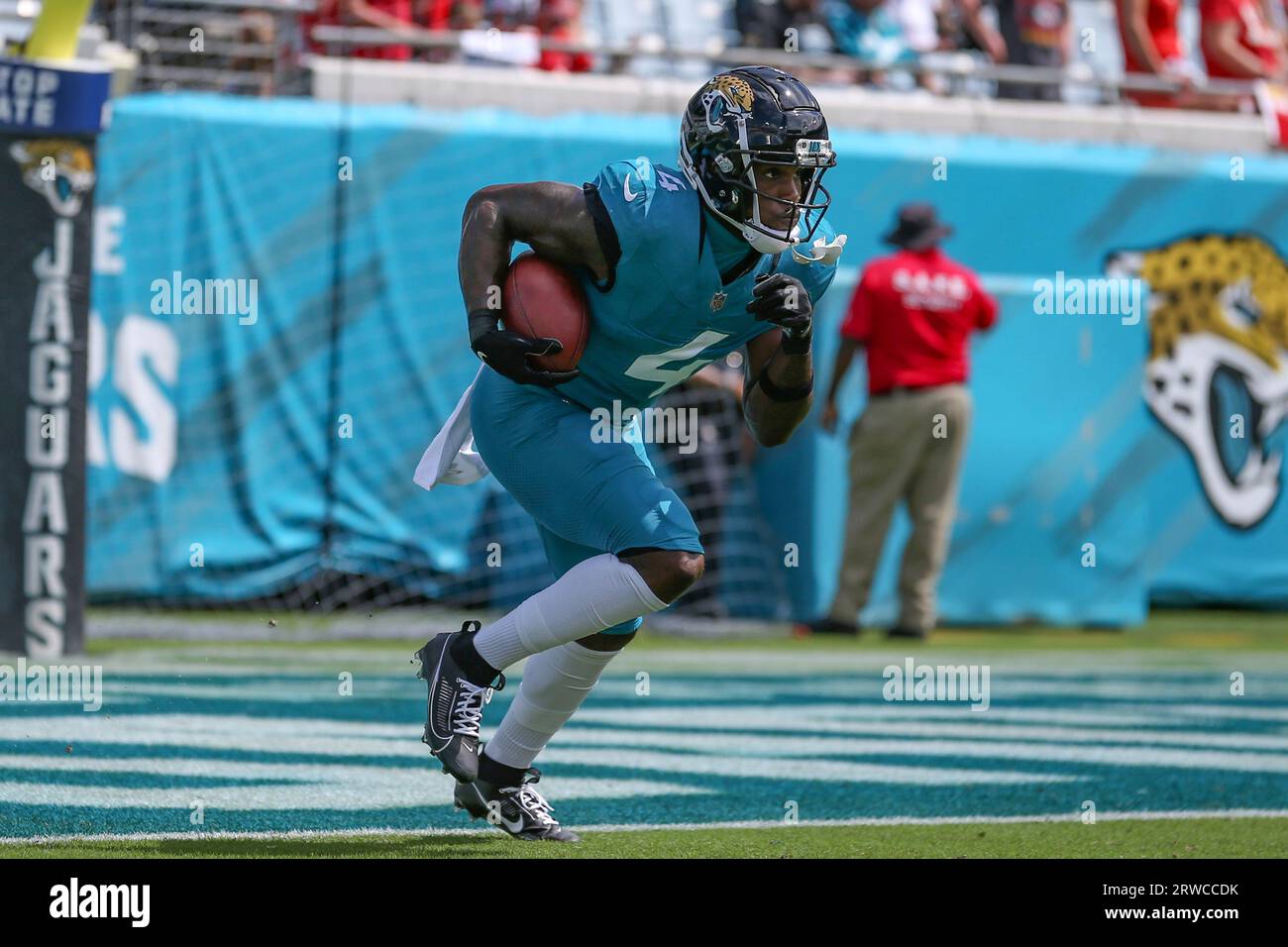 Jacksonville Jaguars running back Tank Bigsby (4) warms up before an ...