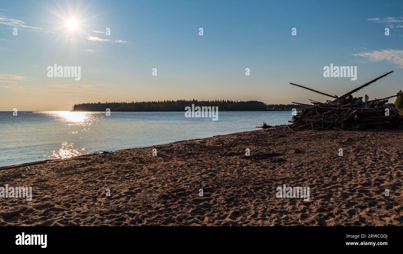 Shoreline great slave lake, canada hi-res stock photography and images ...