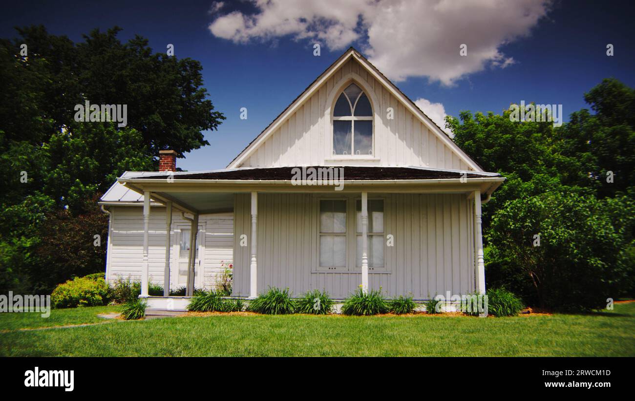 American Gothic House on a perfect summer day. Iconic house and subject ...