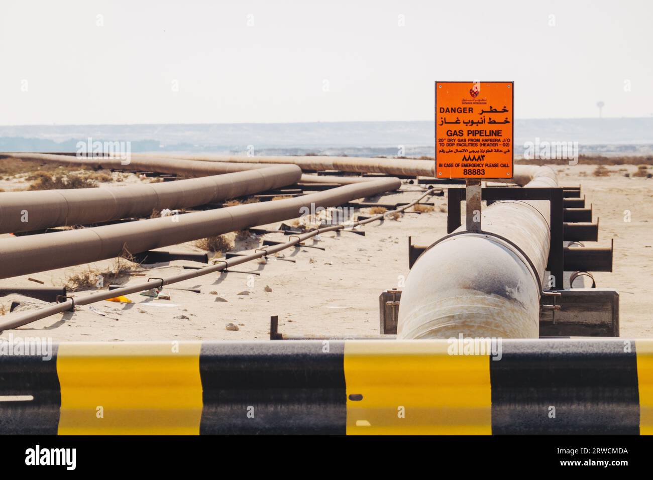 Gas warning pipeline sign hi-res stock photography and images - Alamy
