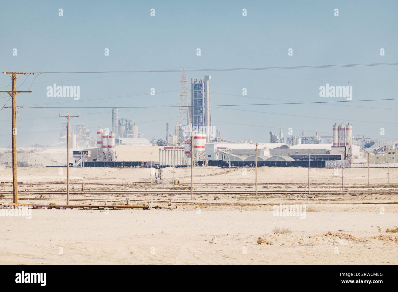 Gas processing factory landscape hi-res stock photography and images ...