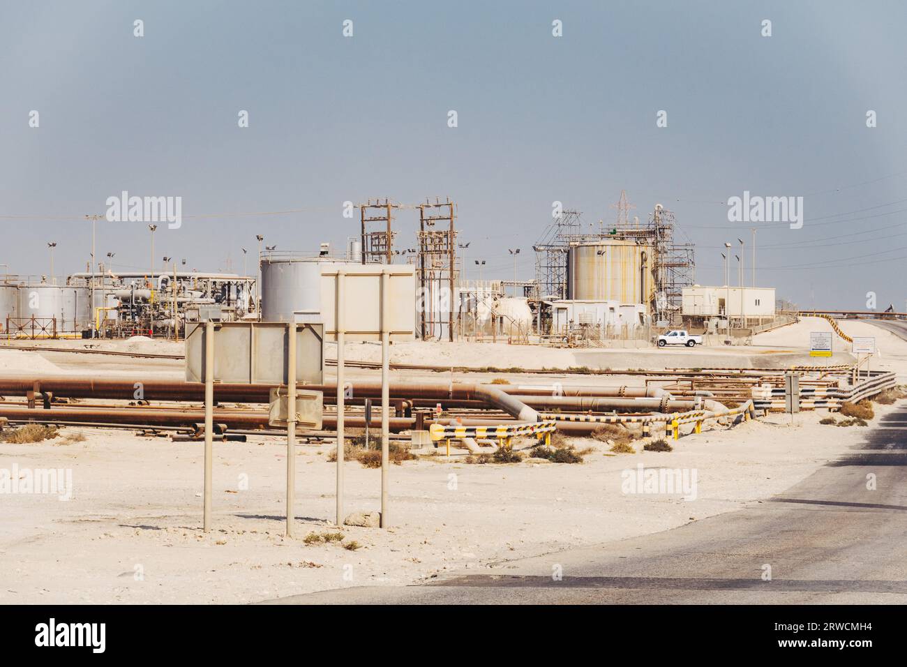Arab gas pipeline desert hi-res stock photography and images - Alamy