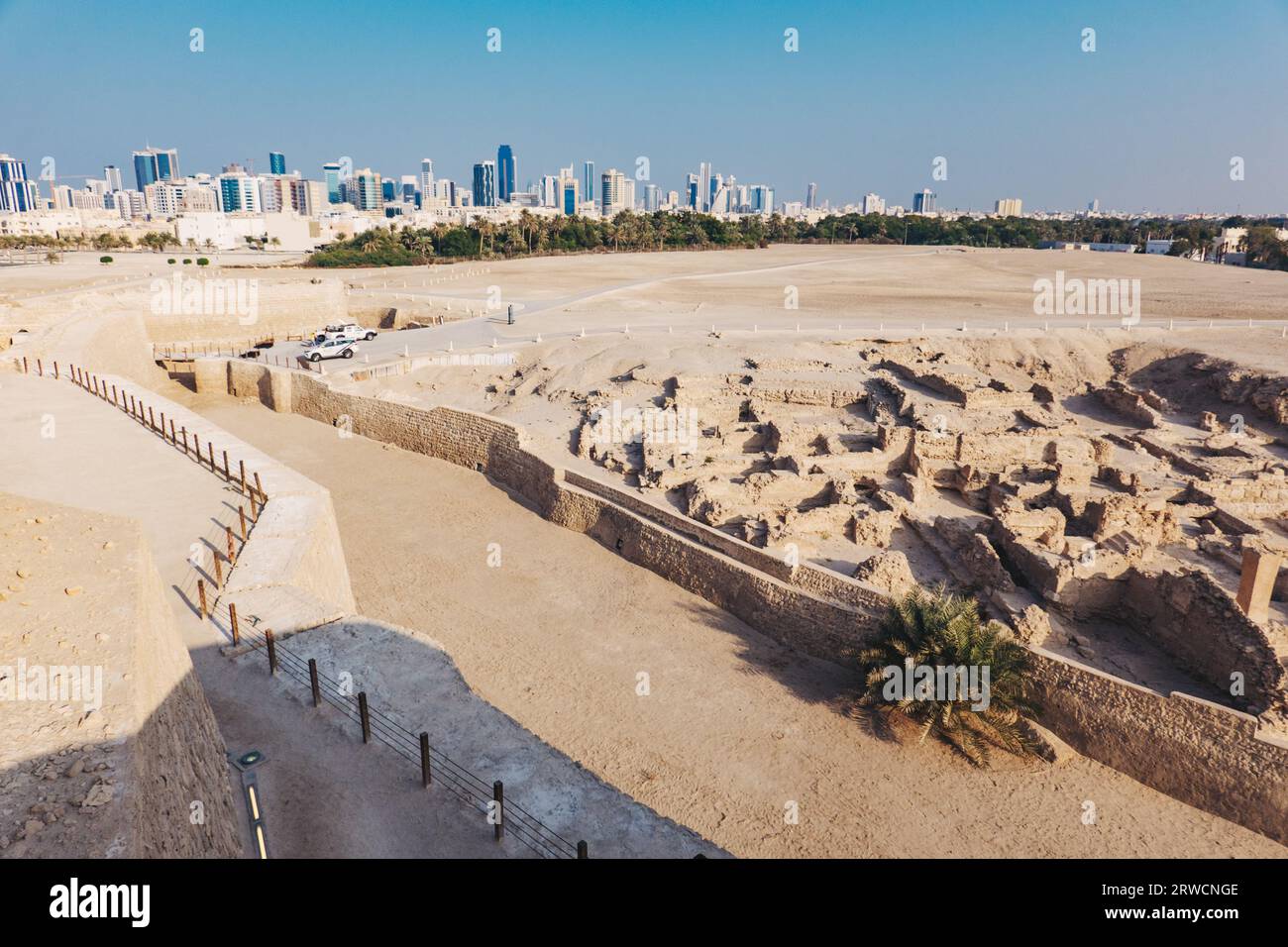 Bahraini archaeology hi-res stock photography and images - Alamy