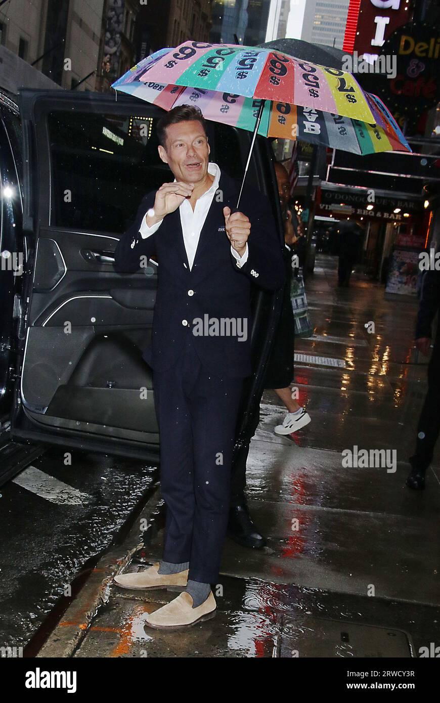 Ryan seacrest wheel of fortune hi-res stock photography and images - Alamy