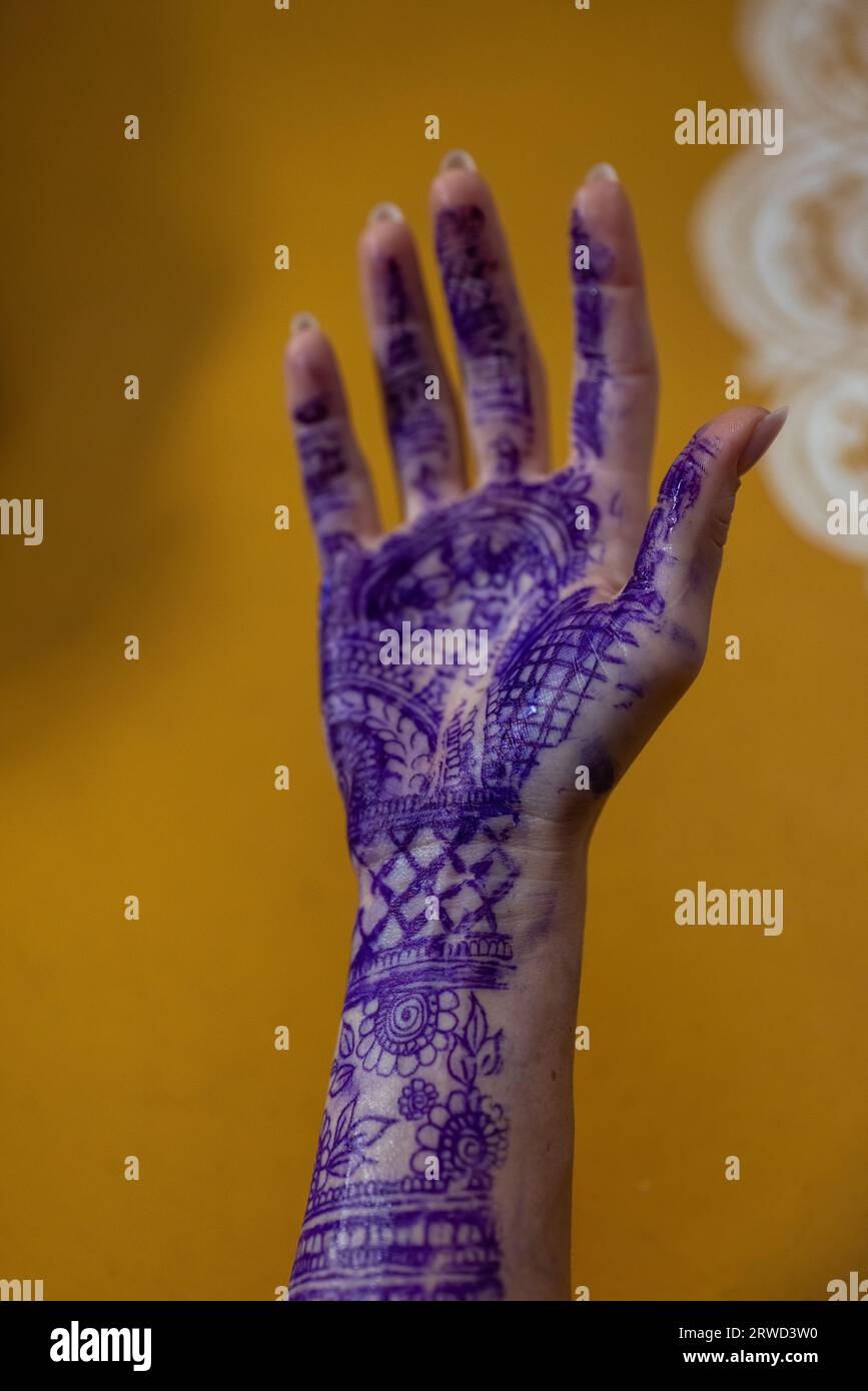 Applying Beautiful henna art on hands. Bridal design. Wedding Mehendi Stock Photo - Alamy