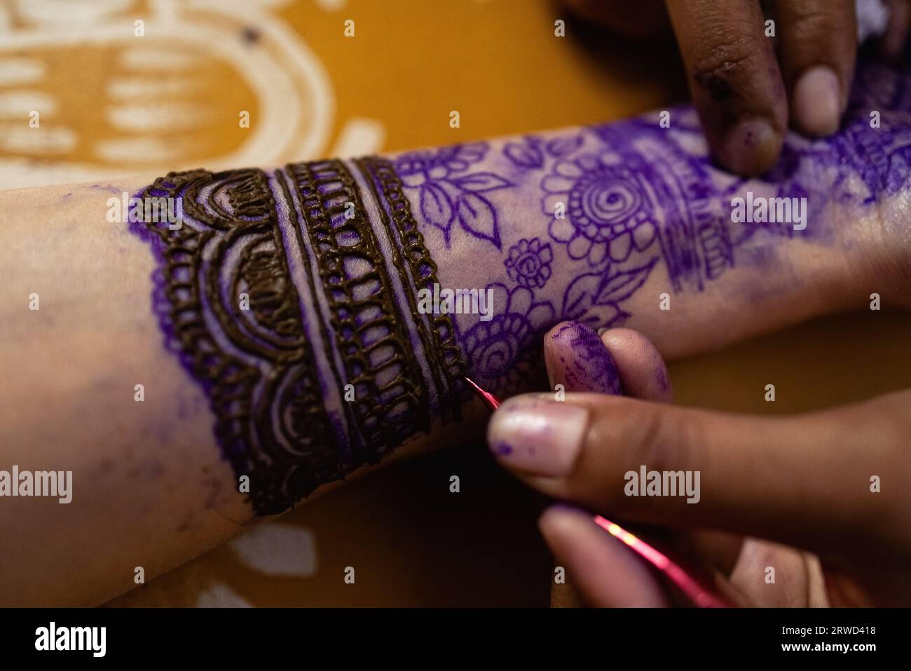 Applying Beautiful henna art on hands. Bridal design. Wedding Mehendi Stock Photo - Alamy