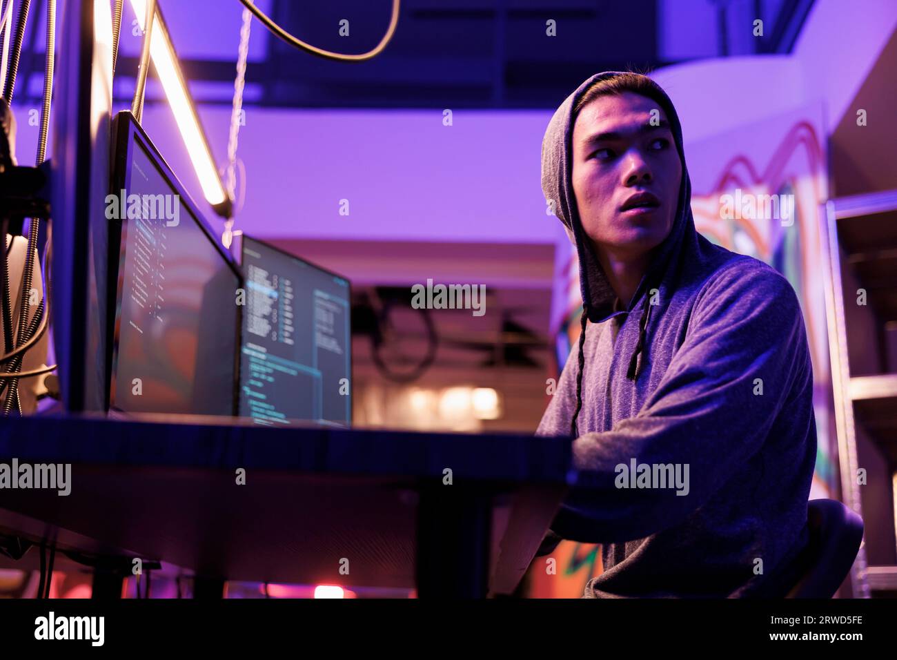 Man looking over shoulder scared hi-res stock photography and images ...