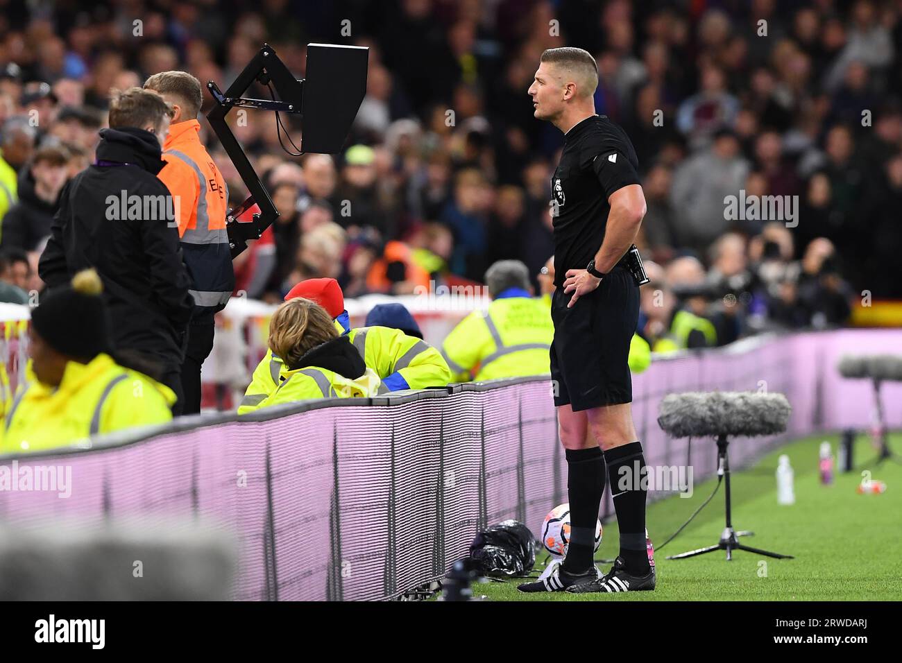 Var screen referee hi-res stock photography and images - Alamy