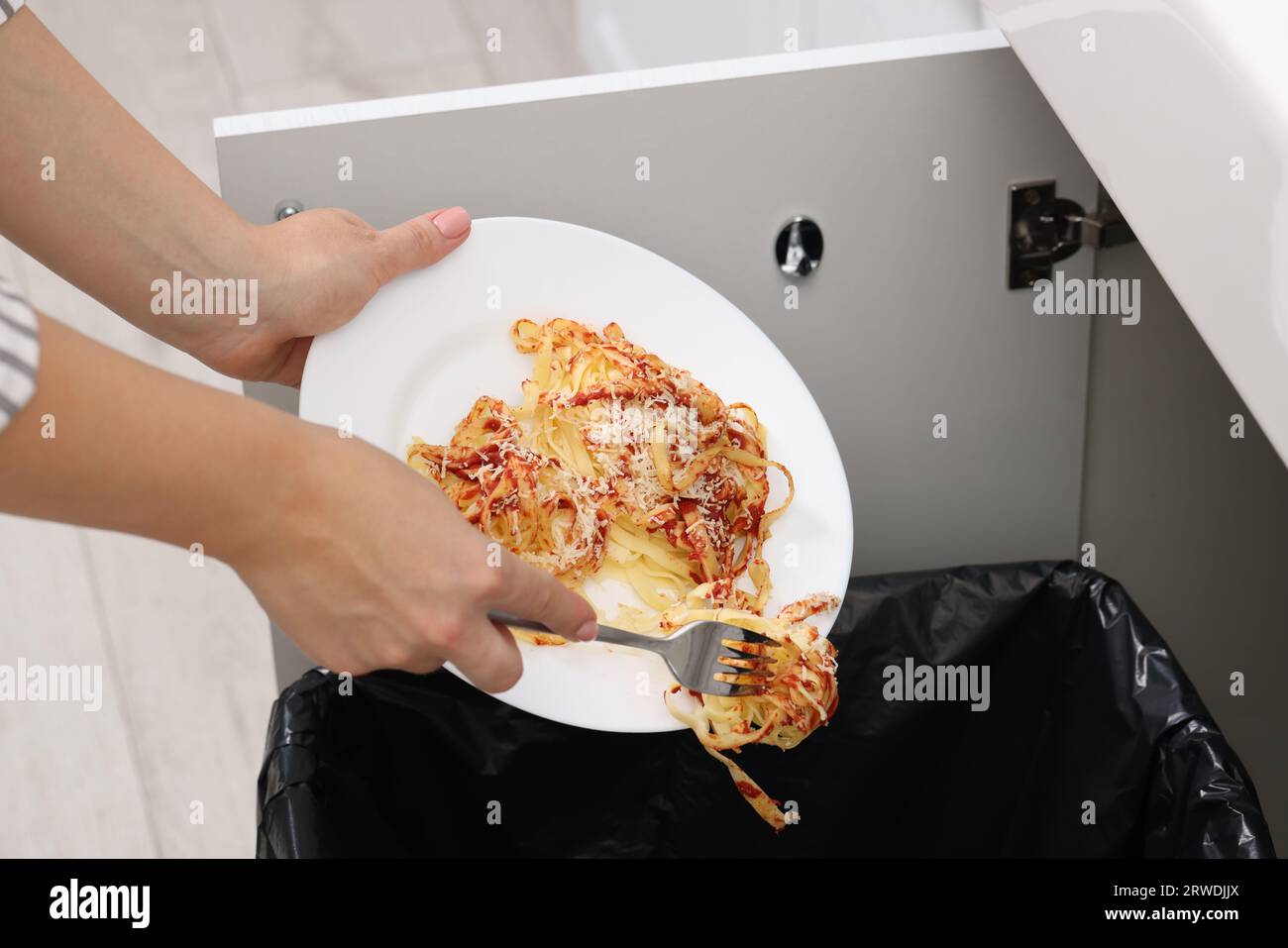 Woman throwing plate of food bin hi-res stock photography and images ...