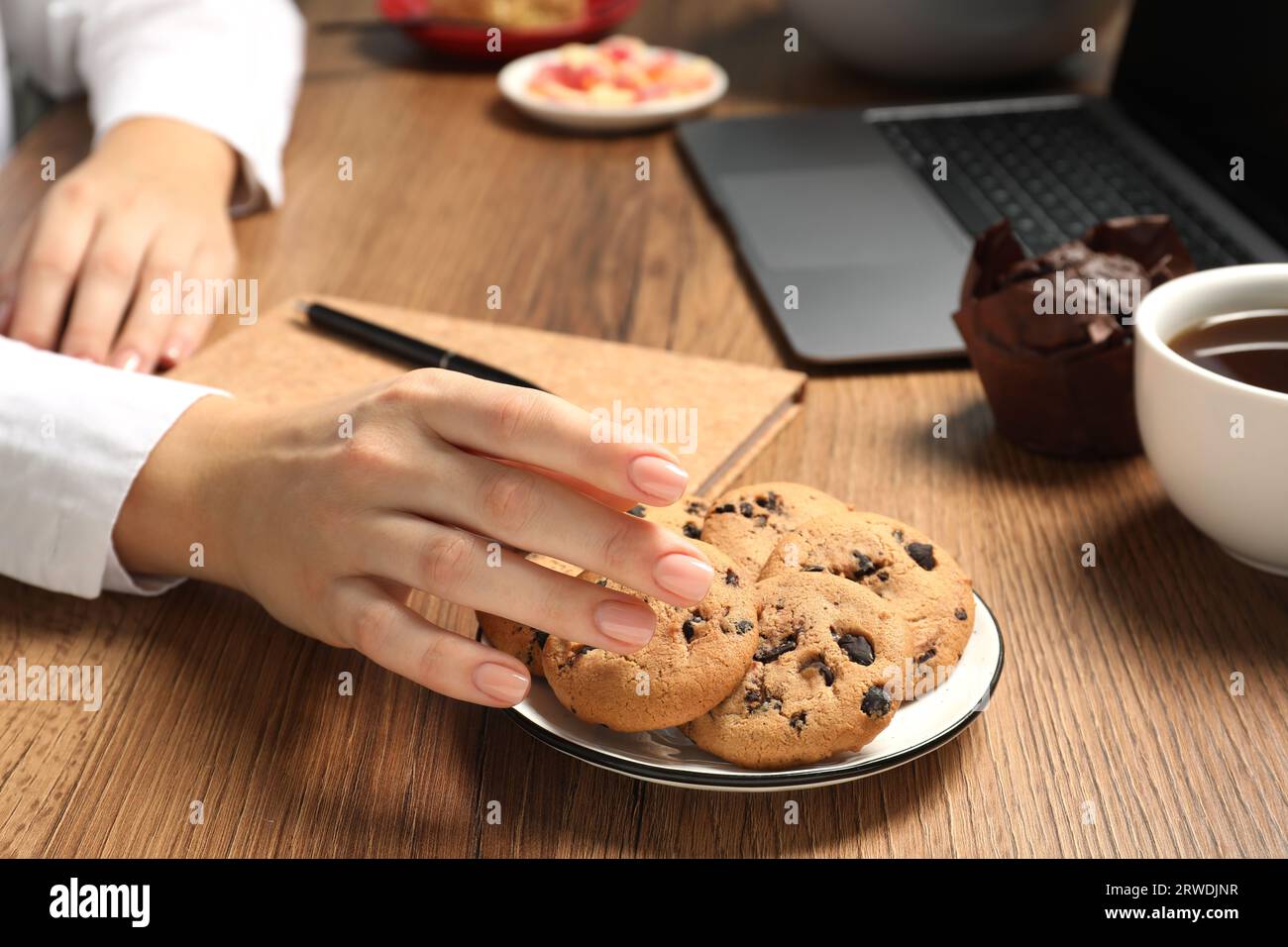 Technology habits hi-res stock photography and images - Alamy