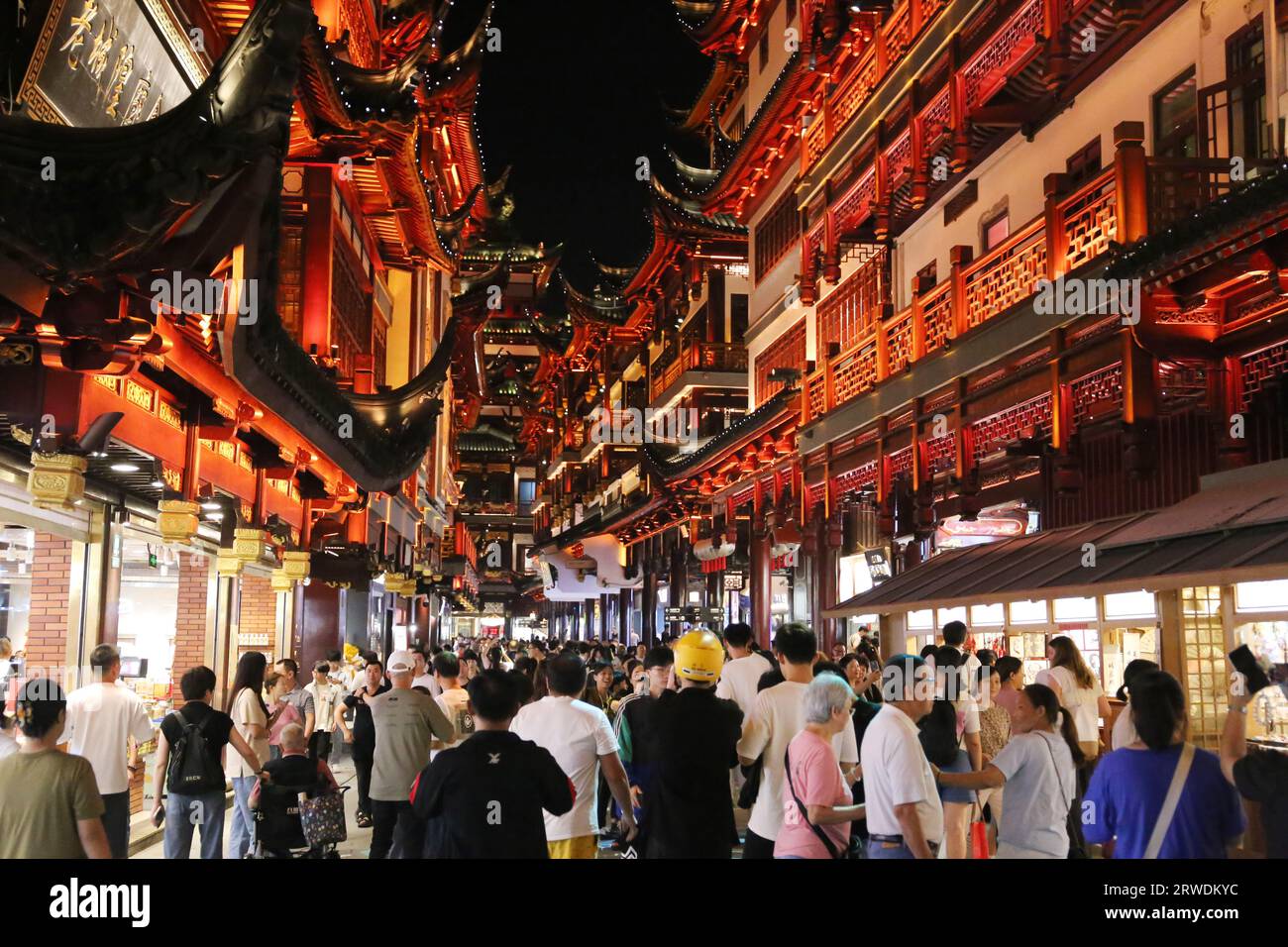 SHANGHAI, CHINA - SEPTEMBER 16, 2023 - Visitors enjoy the Mid-Autumn ...
